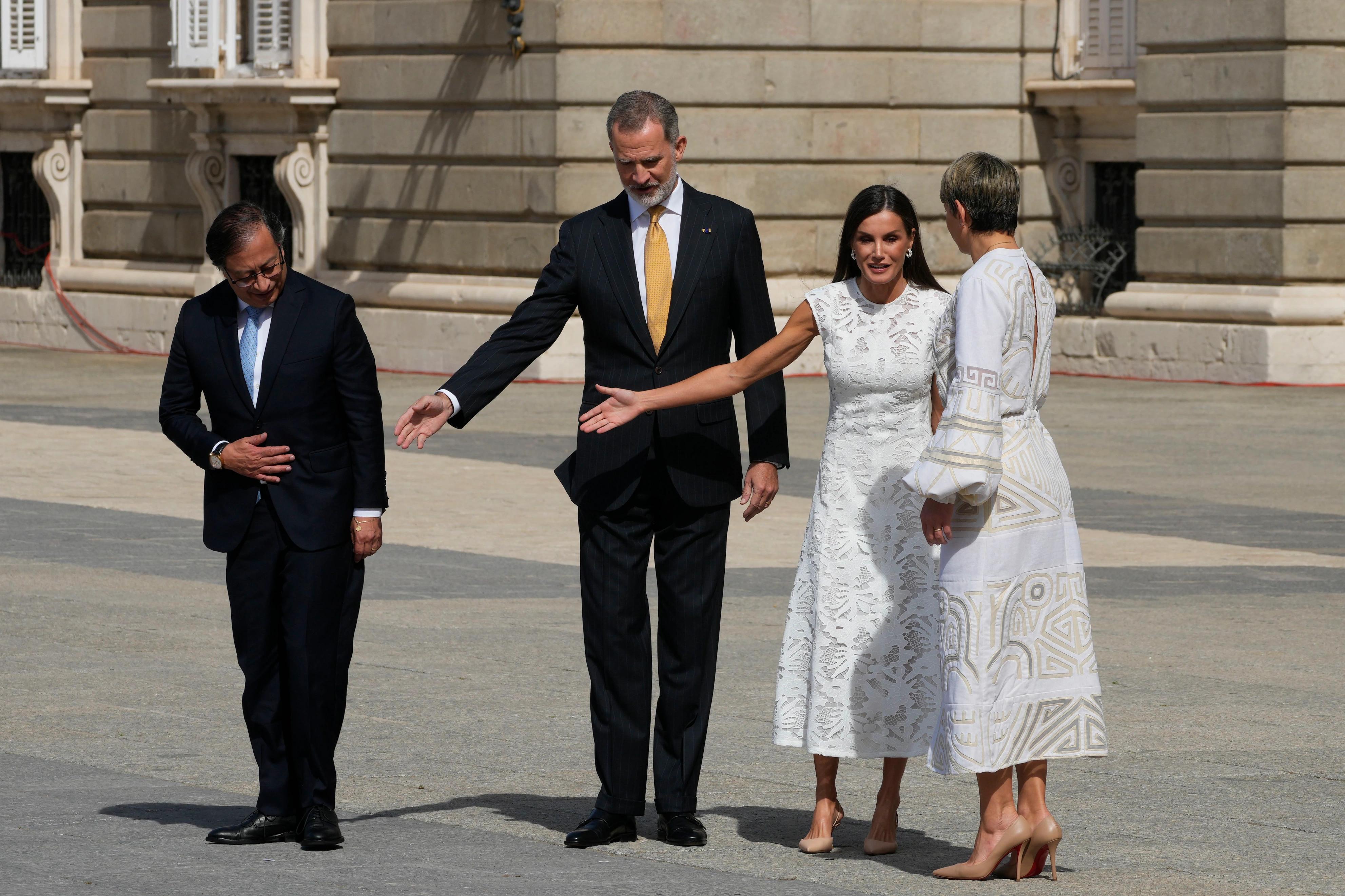 The queen of Spain is a rare high-profile! Wearing a fishtail dress and ...