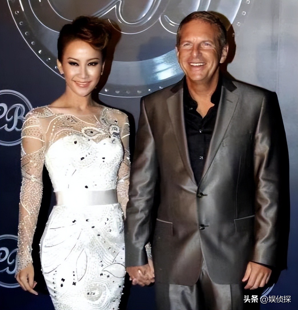 Coco Lee's posthumous photo was released for the first time. I wanted to wear her favorite white ...