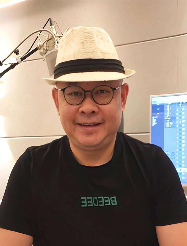 Laughing and crying! At Na Ying's concert, fans held up signs saying ...