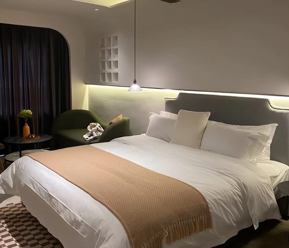 What is the status of those who go to the hotel to open hourly rooms ...