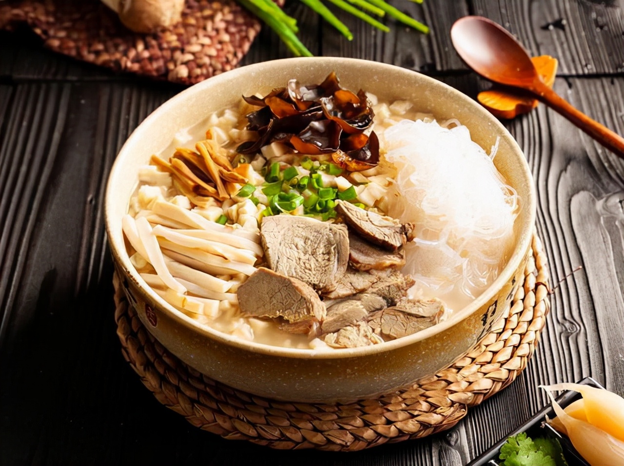 Shaanxi's four representative delicacies, let's go to the local to eat ...
