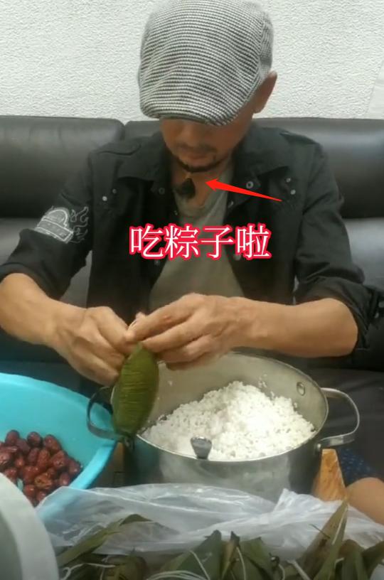 Grassroots singer A Bao makes dumplings at home!Grabbing rice with bare ...