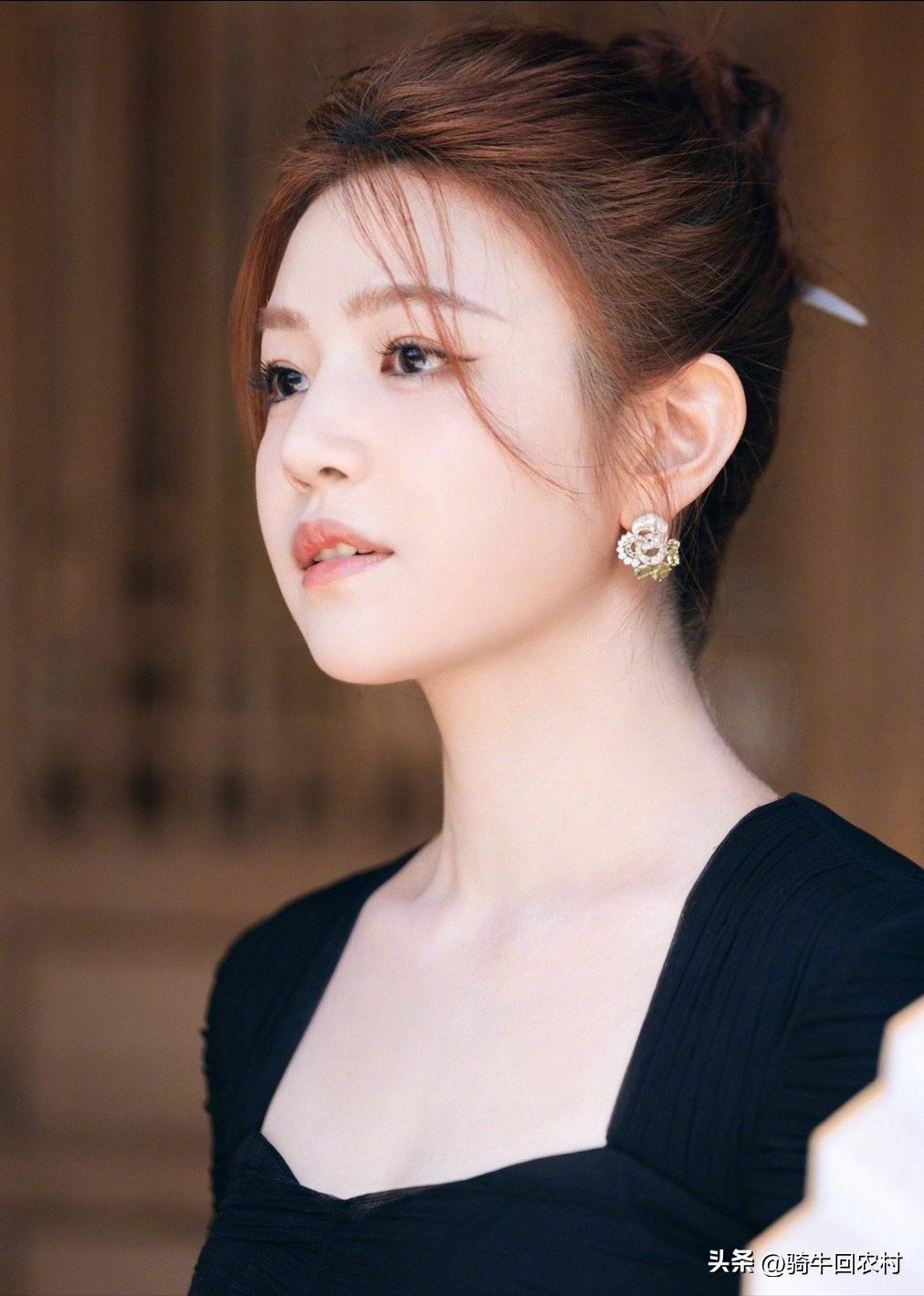 Michelle Chen's photo album reveals delicate facial features and gentle ...