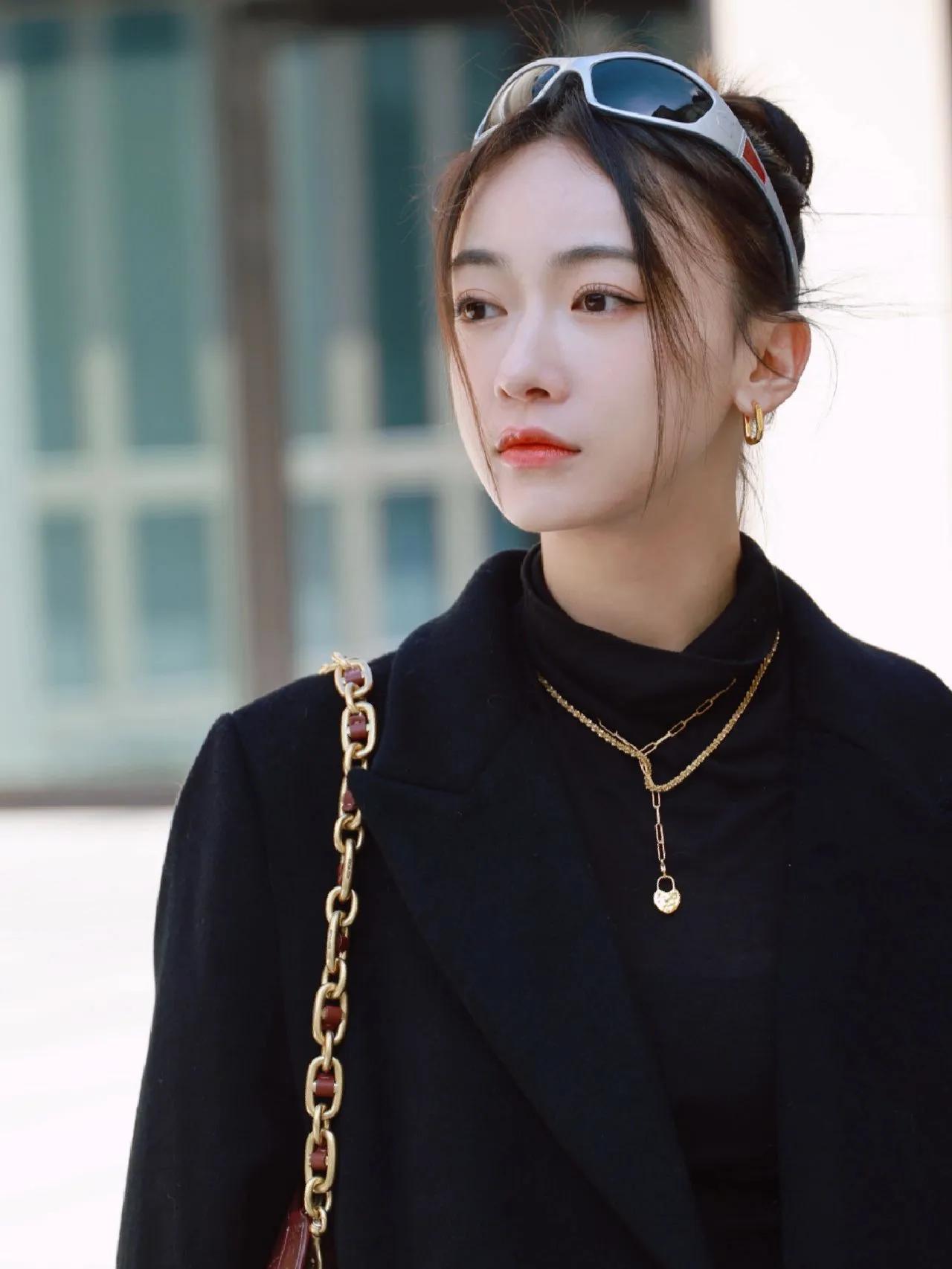 Beauty Wallpaper No. 345 - Wu Jinyan - iNEWS