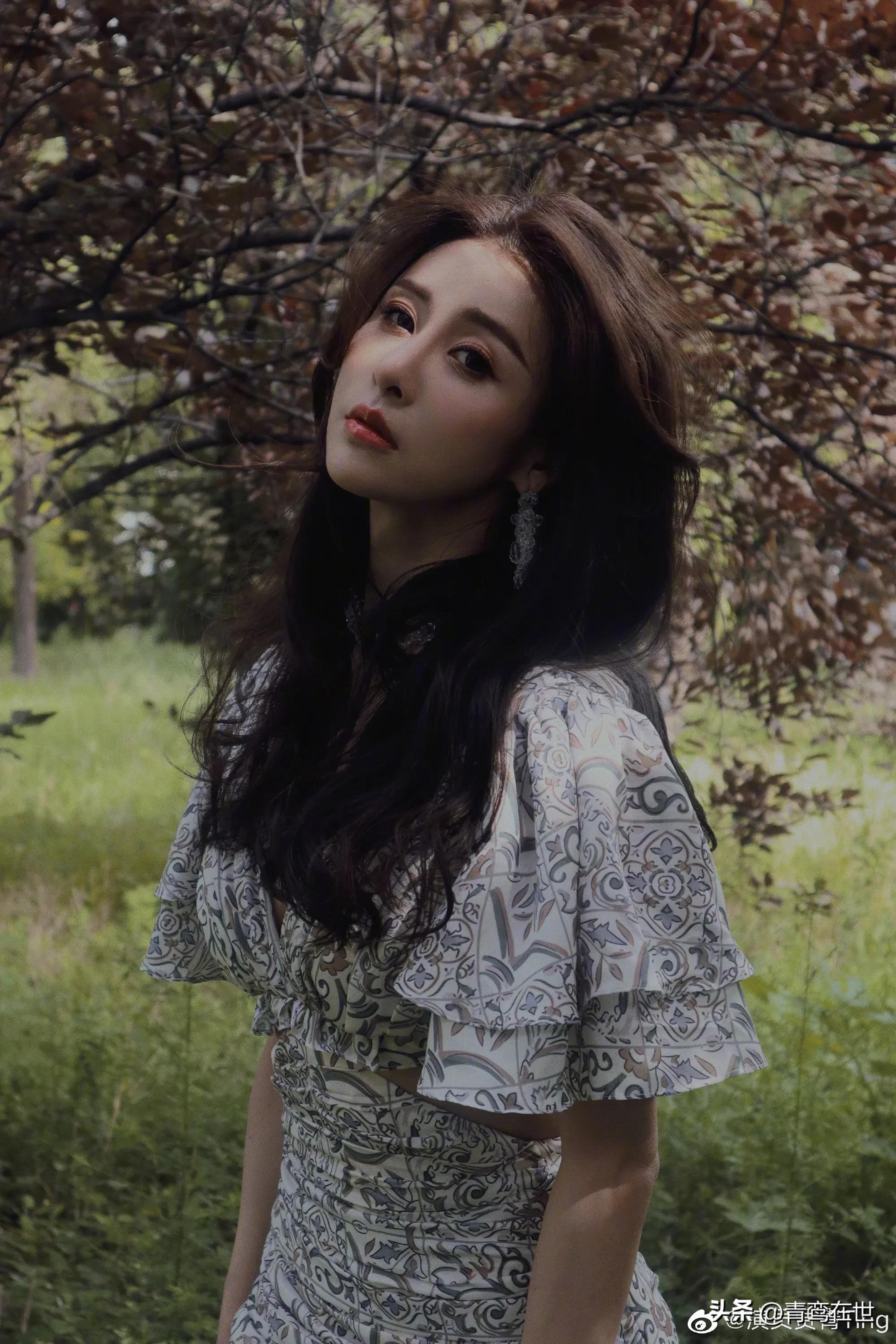 Jia Qing wears a floral dress and takes pictures in the forest to show ...