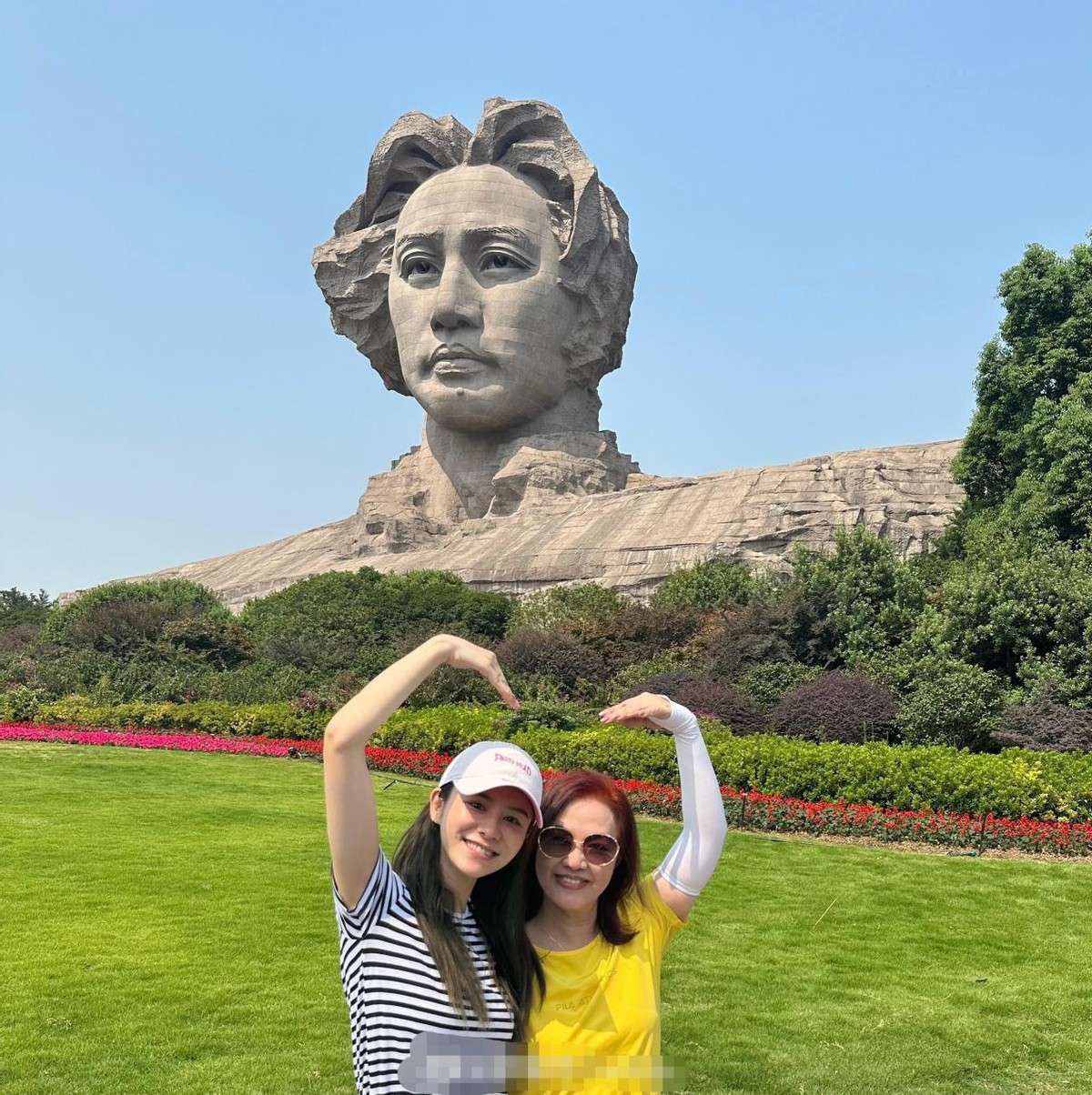 Zhang Xinyue took Lin Feng's parents on a trip on National Day. The ...