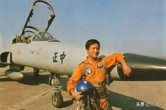 In 1983, Taiwan pilot Li Dawei drove a plane to surrender, and was warned by Zhang Xueliang that ...