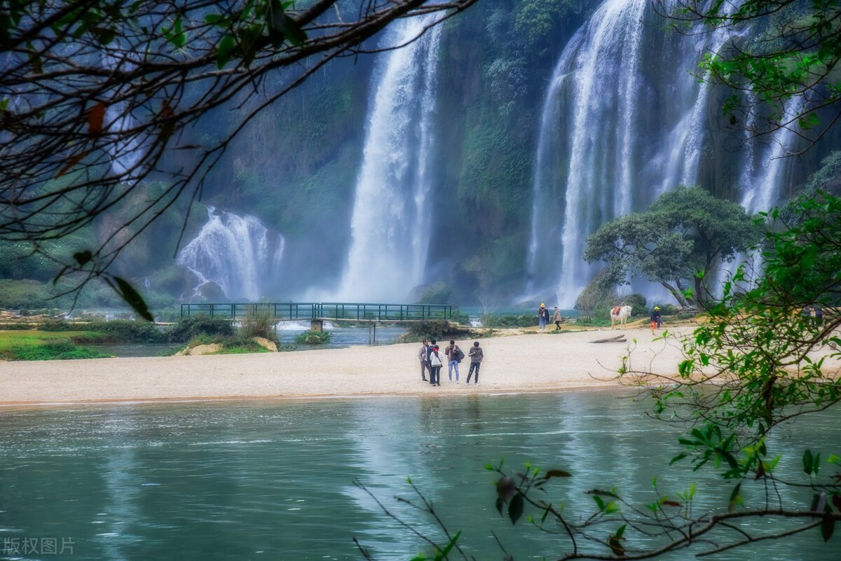 Visit Guangxi Detian Transnational Waterfall with water flow three ...
