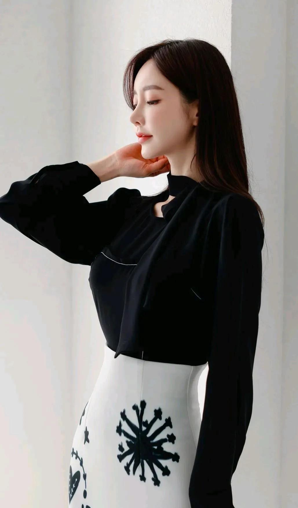 Goddess Sun Yunzhu wears, Leng Ju Zhilan Shuyan high-waisted knee-length pants - iNEWS