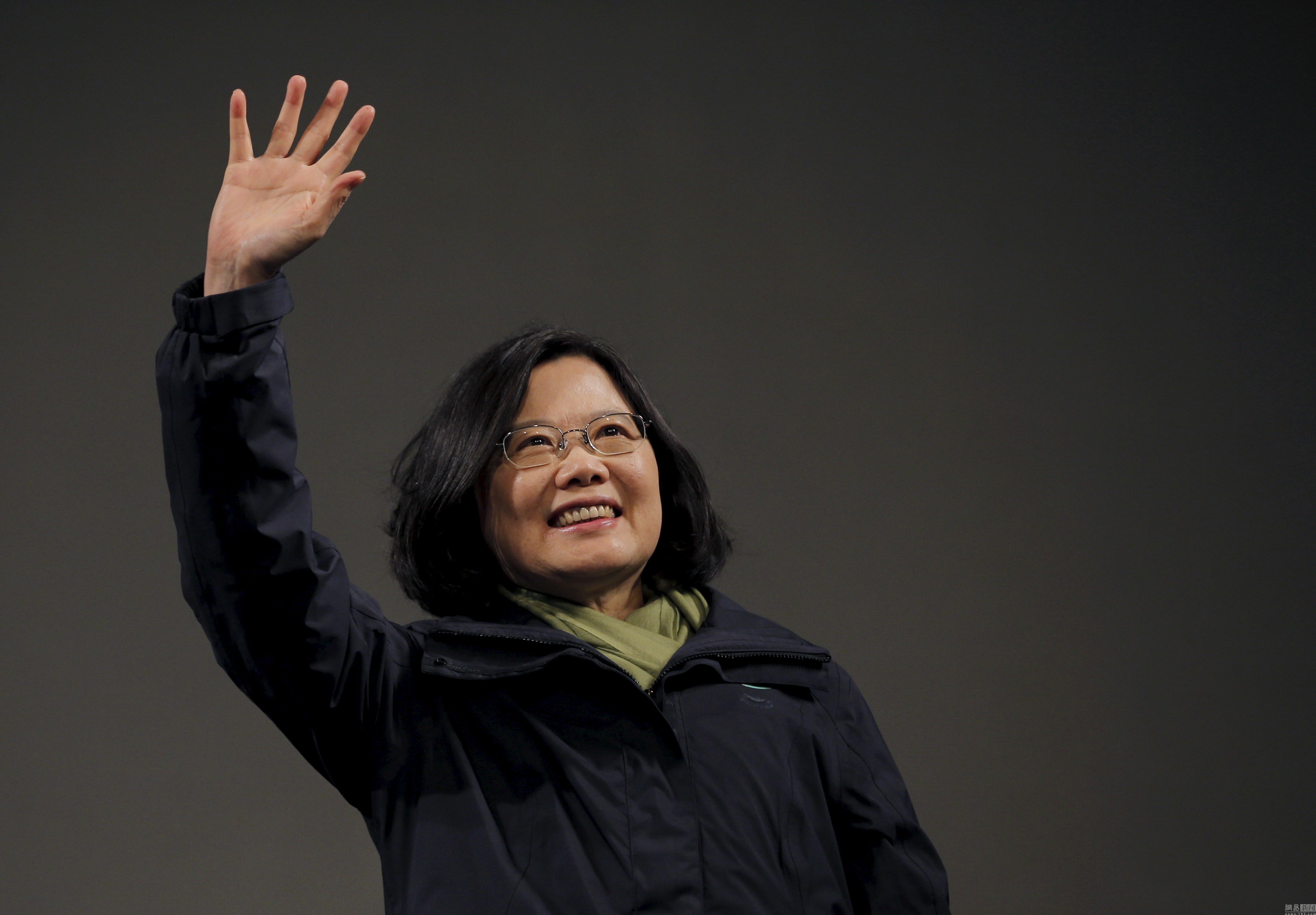 "Never surrender"?3 people on the island signed a page of waste paper ...