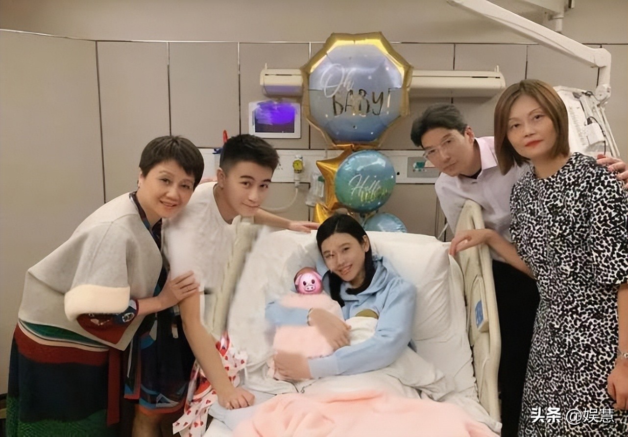 Xi Mengyao and He Youjun took the baby to the zoo, and the figure has ...