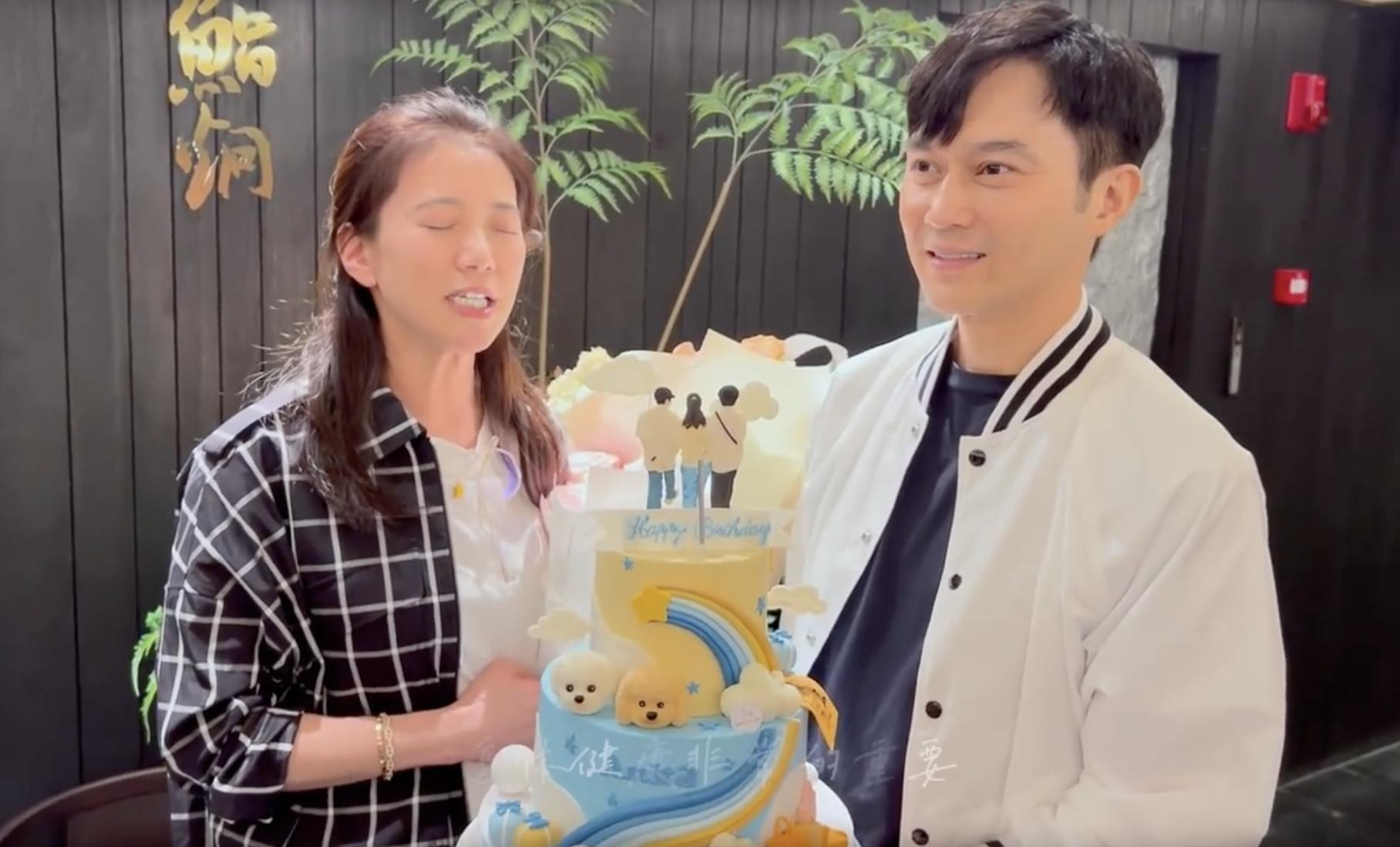 Zhang Zhilin gave a sweet kiss for 51-year-old Yuan Yongyi's birthday ...