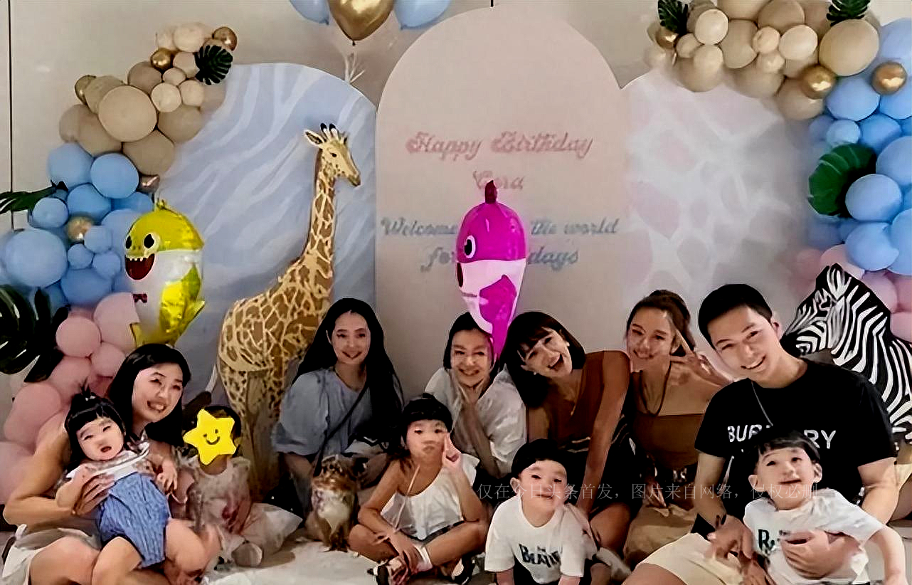 Looking back, Mrs. Xiang and Biting Guo cut the cake together to ...