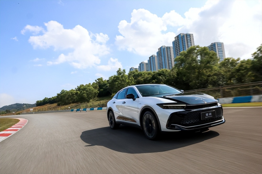 Driving at extreme speed, Crown SportCross appreciates the ultimate ...