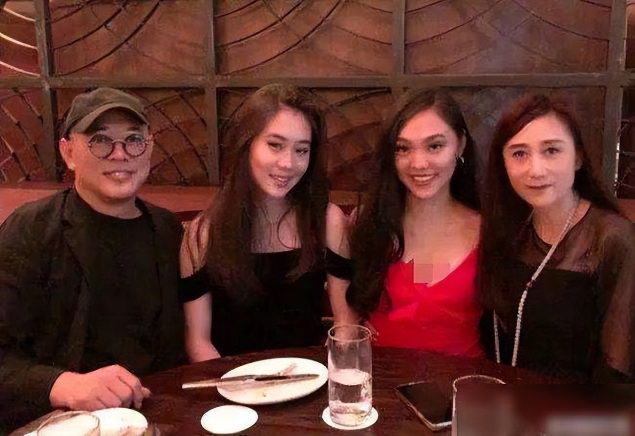 Li Lianjie accompanies his wife and daughter to go shopping - iNEWS