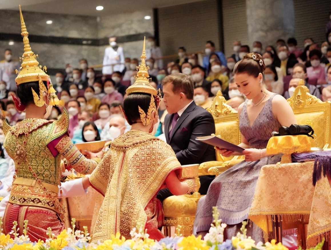 Sutida looks stunning, dressed in satin, with a sweet smile and a happy appearance, and ...