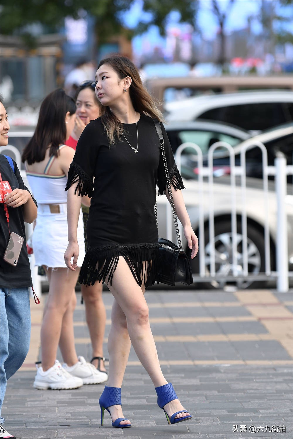 Blue stiletto sandals, 10cm height, with a black half-sleeve dress - iNEWS