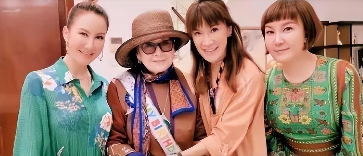 Coco Lee's posthumous photo exposure: selected by two sisters and mother, coco wears white ...