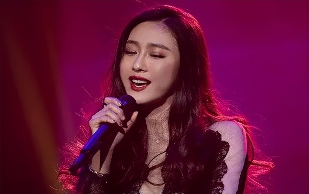Does anyone remember Chen Bing in "The Voice"? The big melon is exposed ...