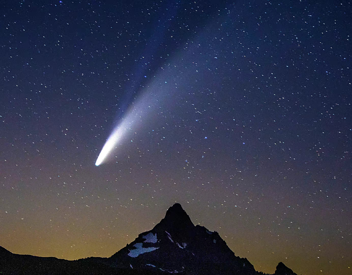 Giant glowing UFO flying over Xinjiang night sky!Analysis: Russian ...