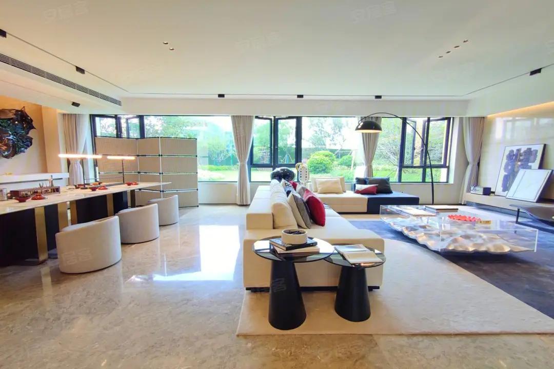 220 square meters wide and large apartment, the length of the activity ...