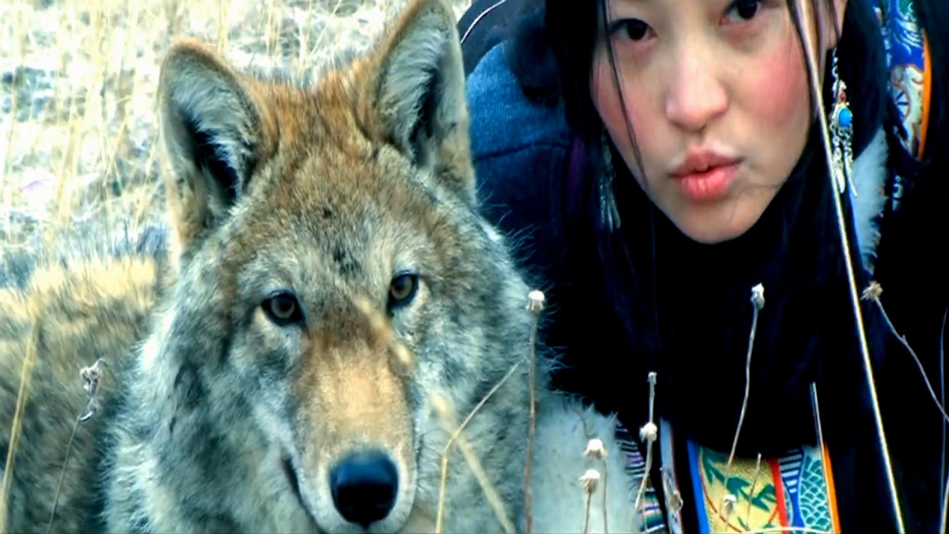 In 2010, the painter beauty adopted the orphan of the wolf king as her ...