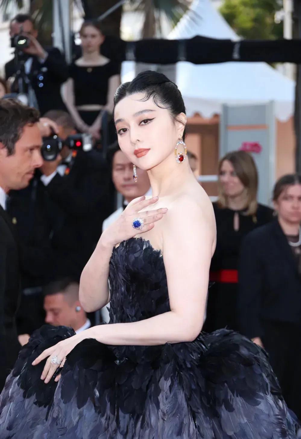 Fan Ye's final look in Cannes is beautiful - iNEWS