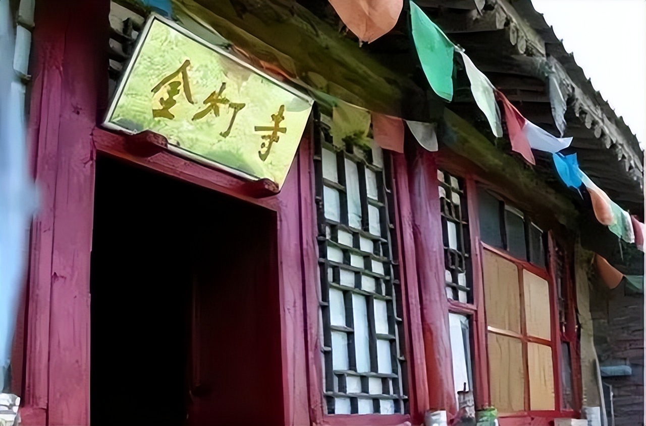 The eunuch lived alone in the temple for 28 years. After staying ...