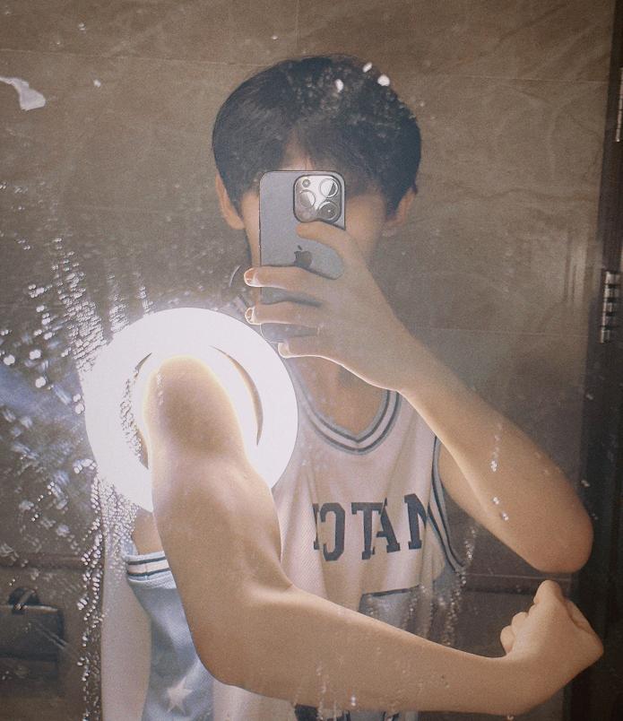 Yu Yuhan of the TF family took a selfie in front of the mirror. He has ...