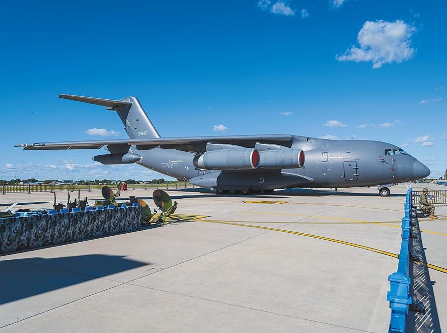 The transport plane flies like a fighter jet, and the oil transport-20 ...
