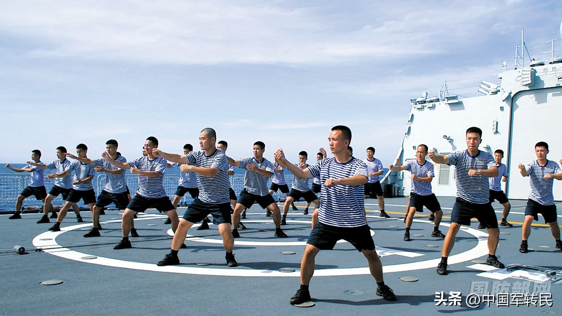 Come to the battleship!Follow the sailors to play a set of "sailor tai ...