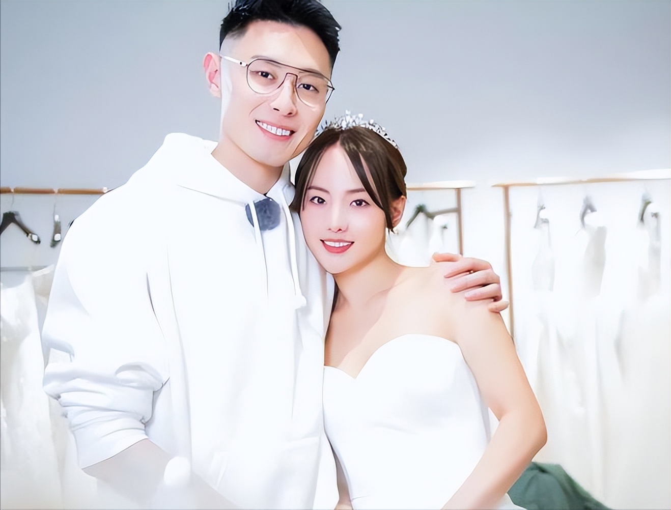 After one year of divorce, Zhang Jiani fought a comeback! Take the son all the way to ...