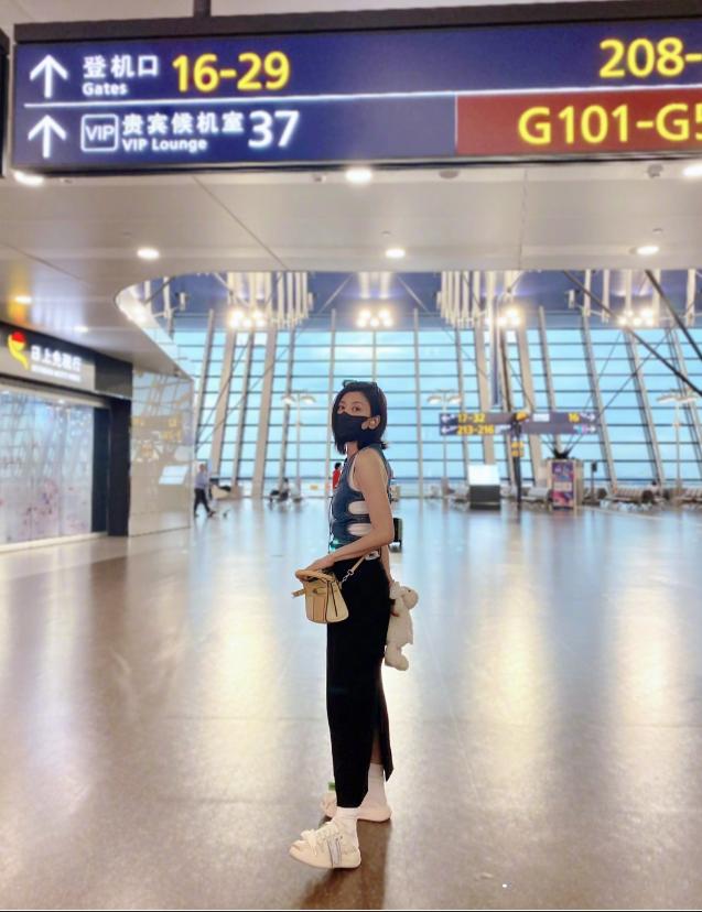 Alyssa Chia, she is not tall enough to look good~ - iNEWS