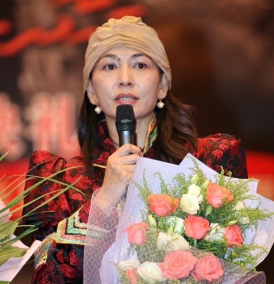 He is a well-known old actor, married a three-year-old movie queen in a ...