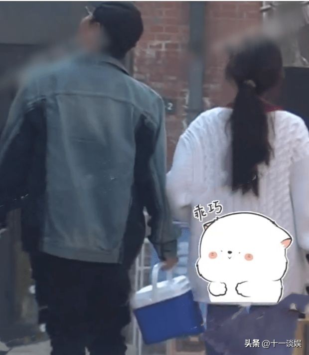 Chen Sicheng and Ruan Ju were photographed on a date. They drove home ...
