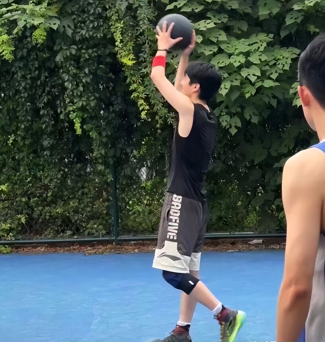 Liu Haoran "plays wild ball" in 38-degree hot weather, his figure is ...