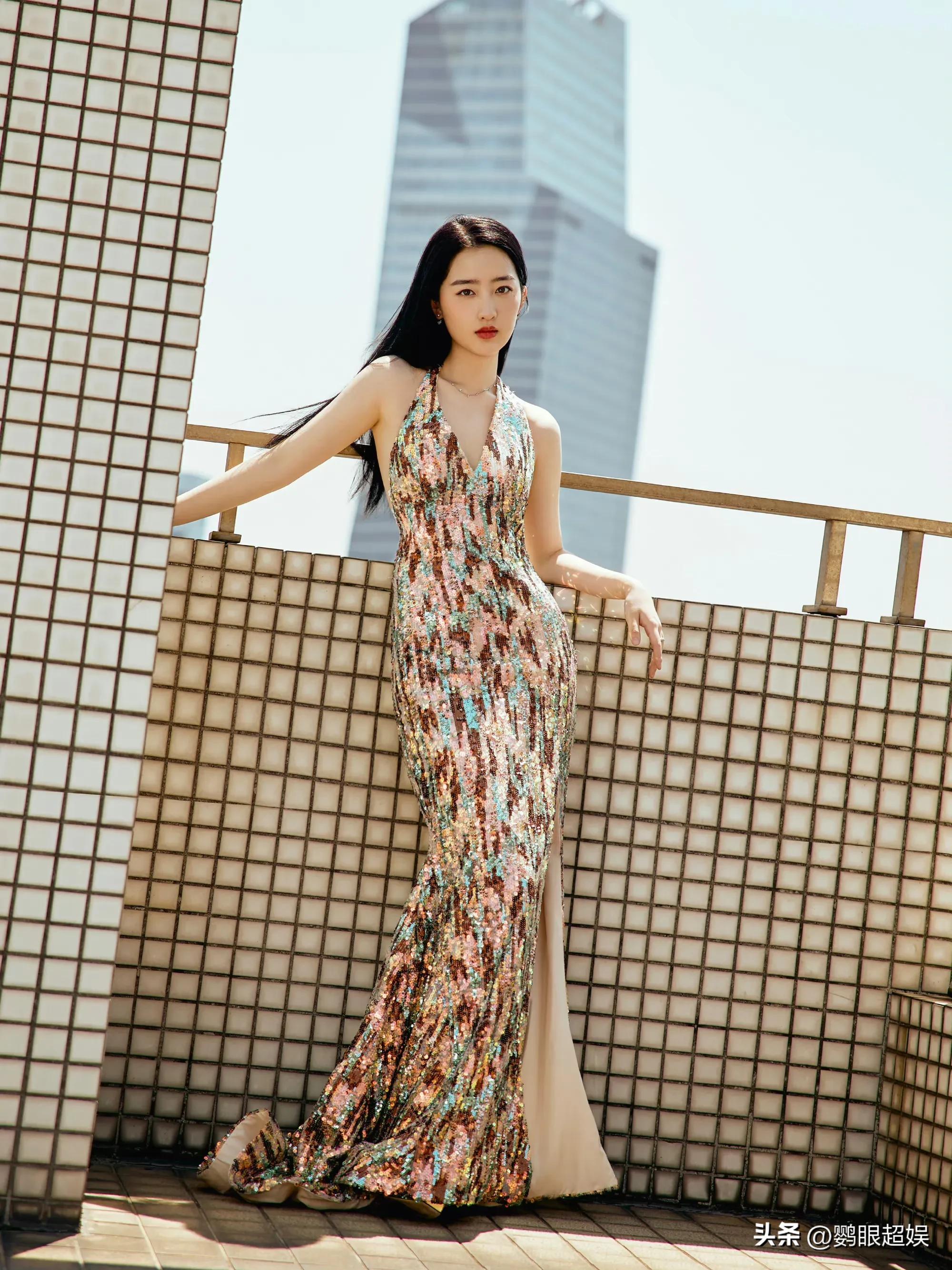 Photo of Deng Enxi's hanging neck sequin dress, shining light - iNEWS