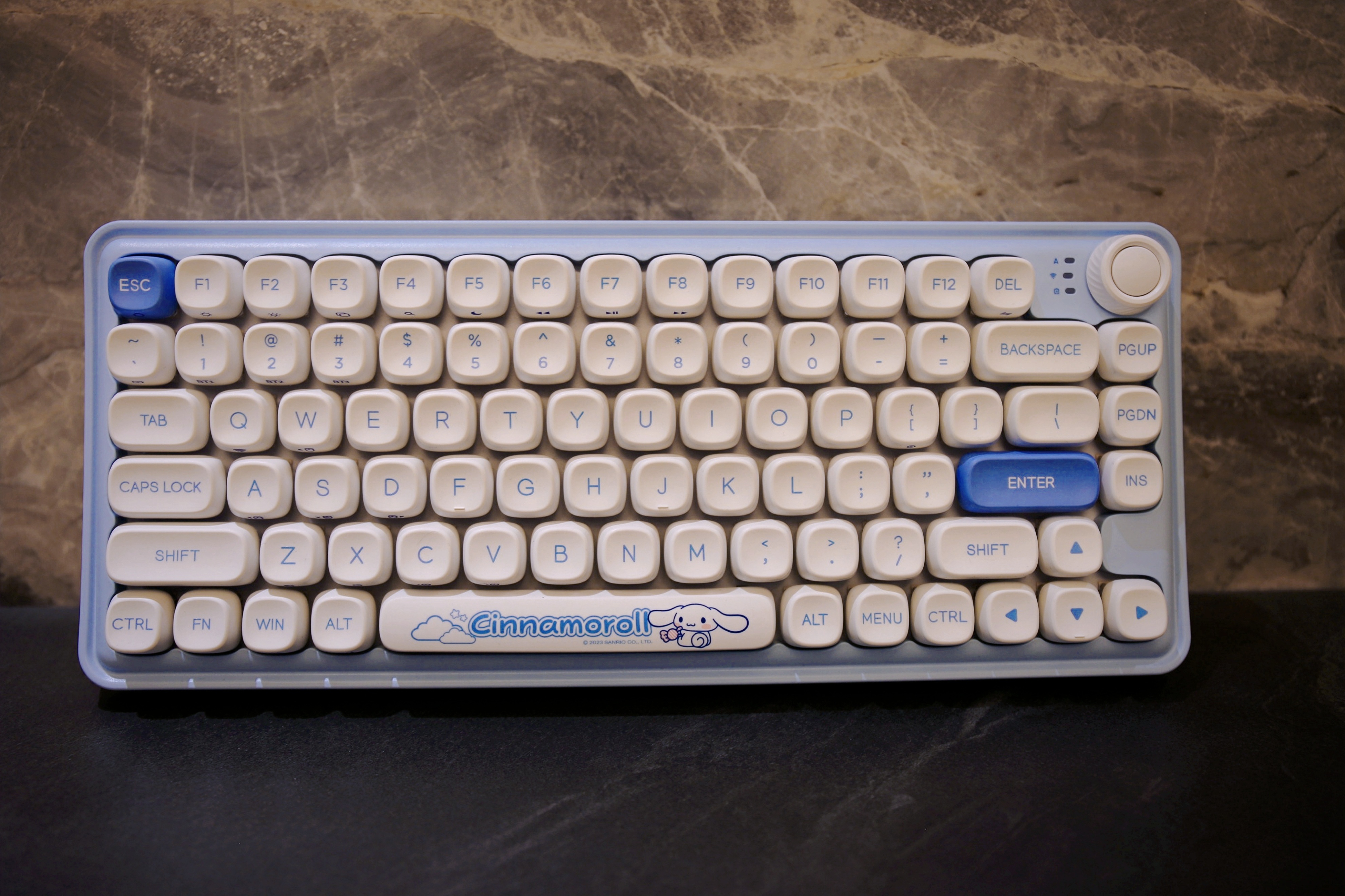 Mengli cures, enjoys tapping, Daryou Cinnamon Dog Custard Sugar ...