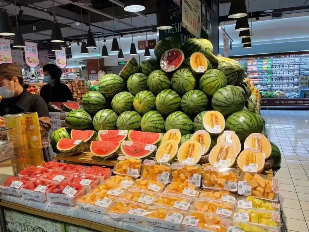 Supermarket fresh cut fruit display appreciation - iNEWS