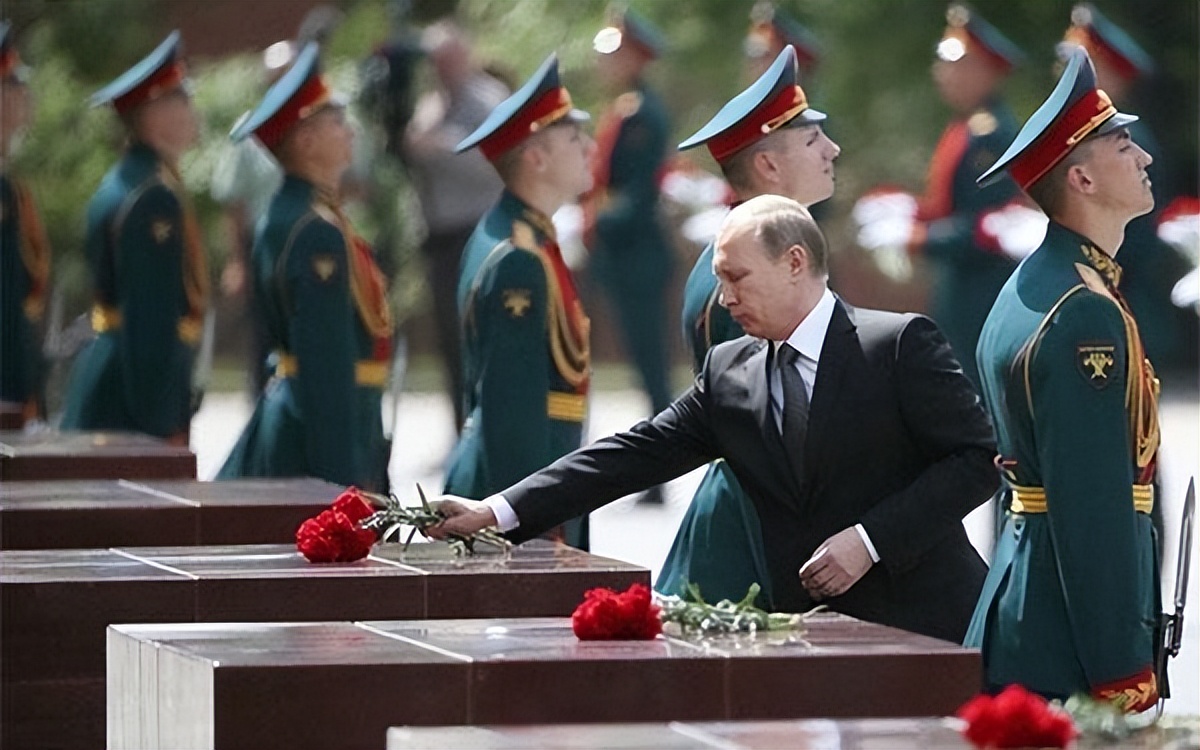 Why does Putin's bodyguard always bring a black umbrella?How do they ...