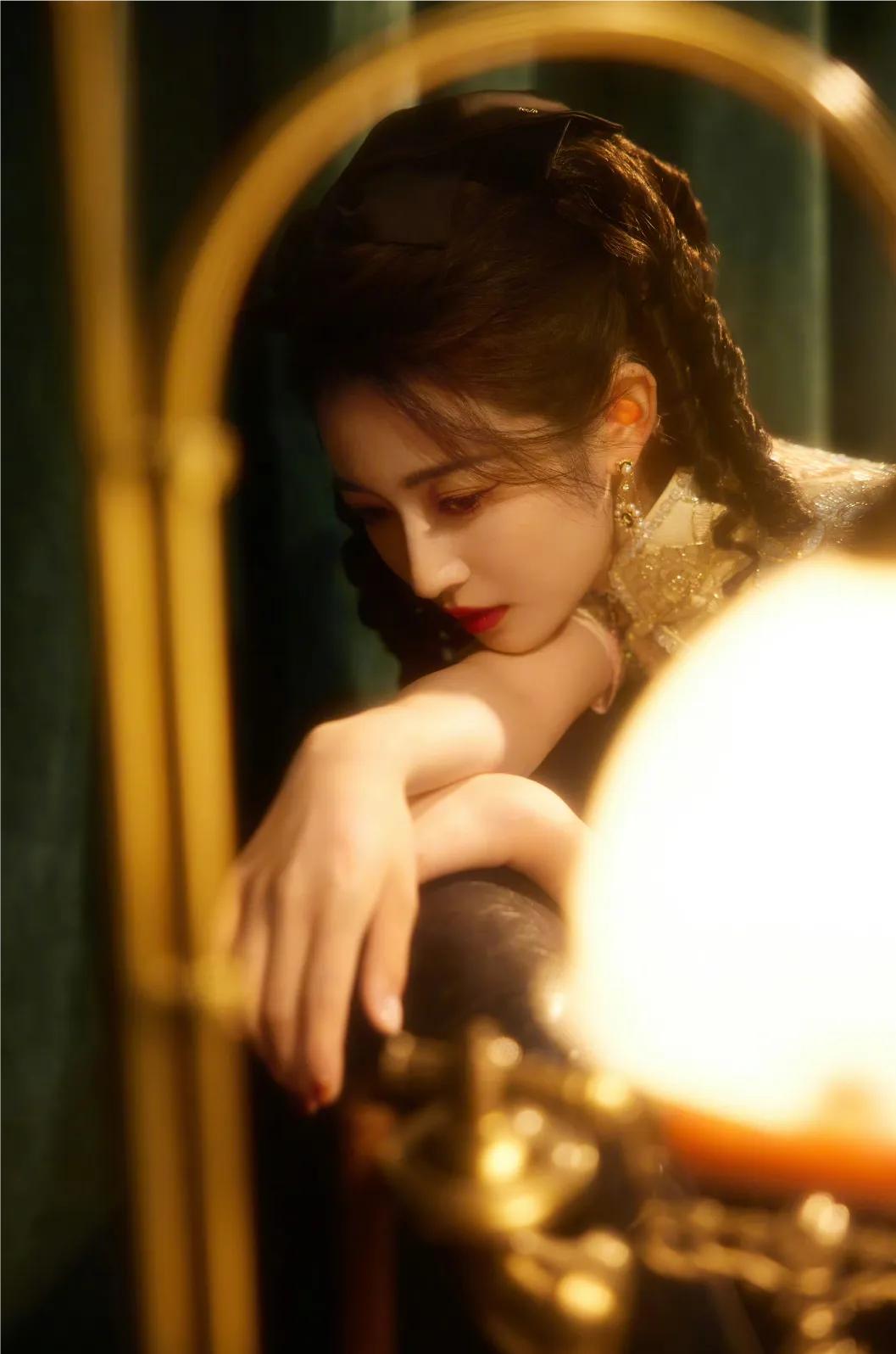 Under the dim light, Chen Yuqi wore a slim cheongsam, her fortitude and ...
