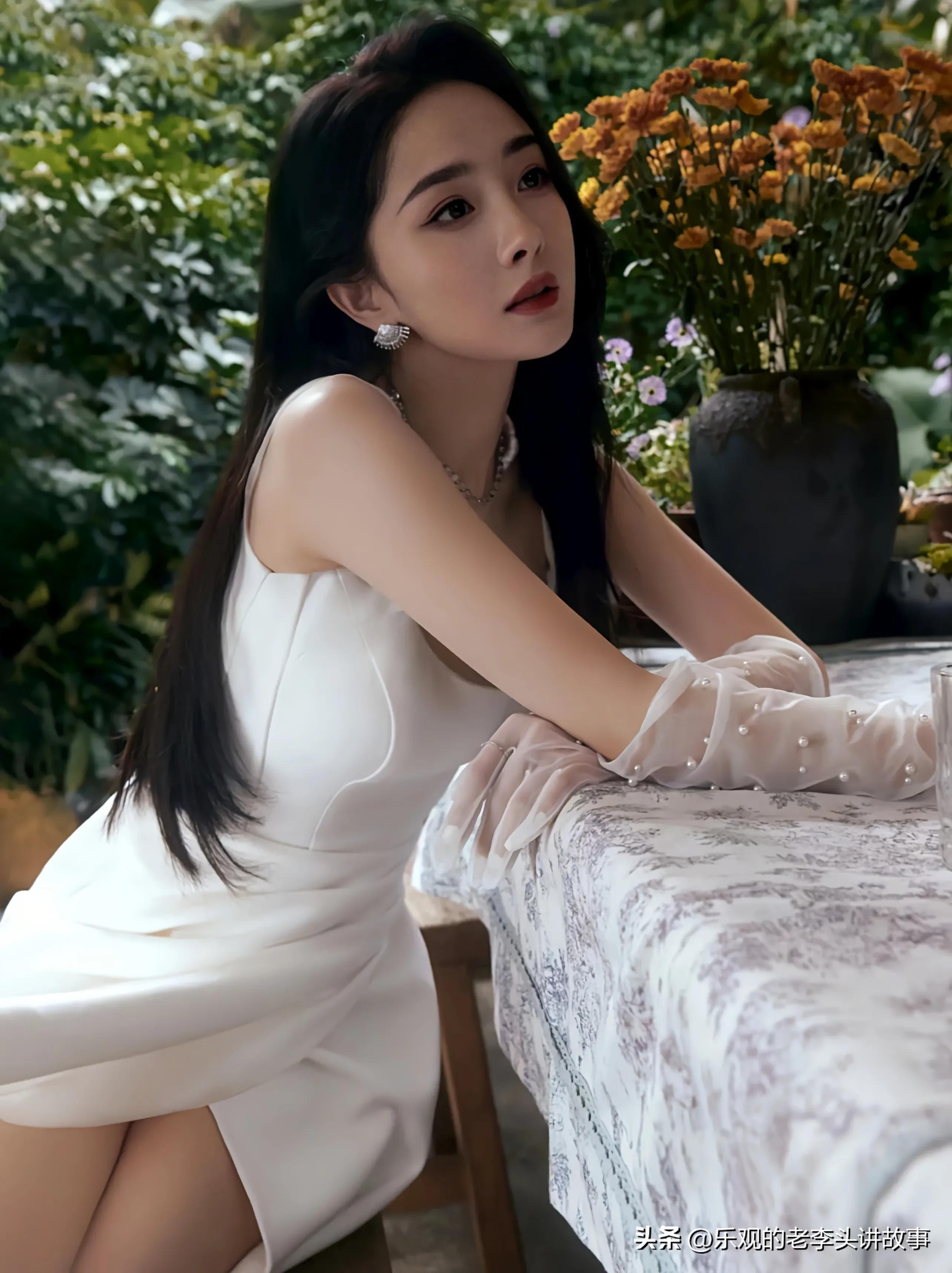 Yang Mi is wearing a pure white dress, noble and elegant! - iNEWS