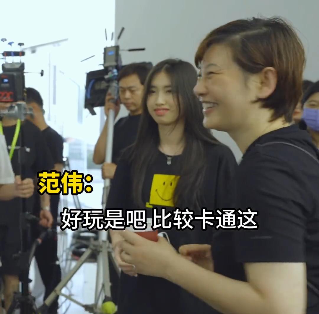 Feng Xiaogang seldom posted a family photo, and was super happy to be visited by his wife and ...