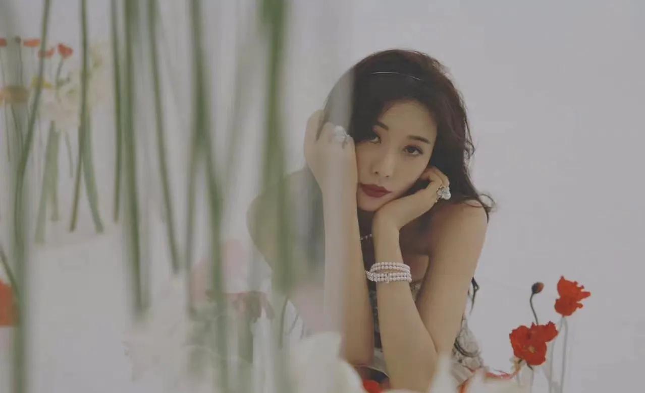 Angel face devil figure - Lin Chiling - iNEWS