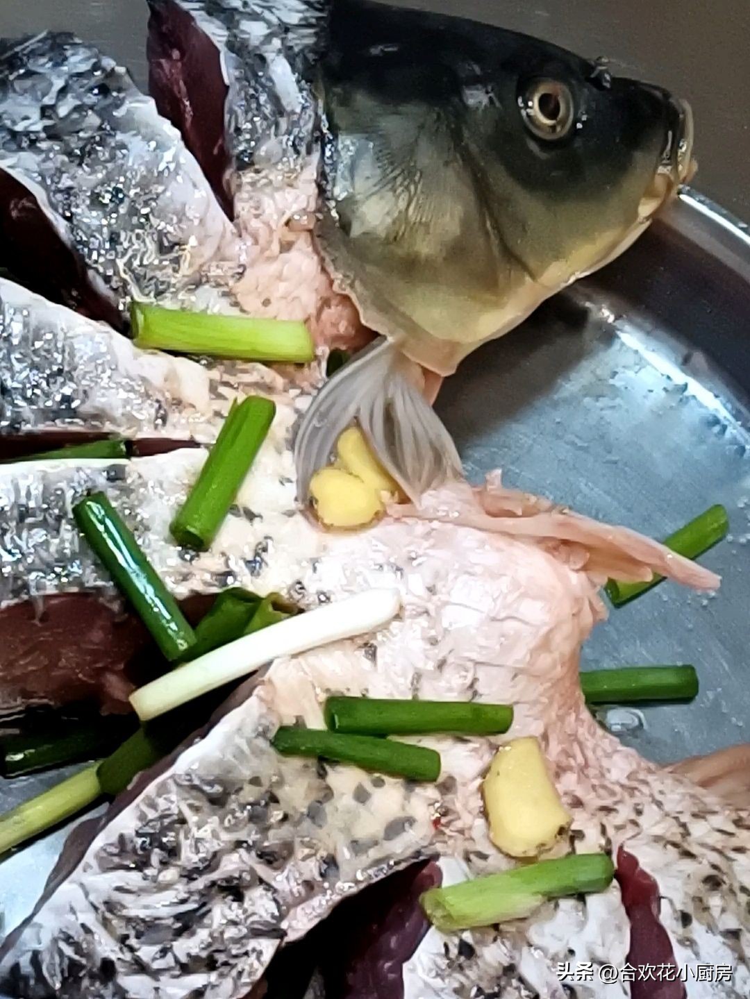 Steamed spicy carp with garlic flavor, the fish is tender and full of ...