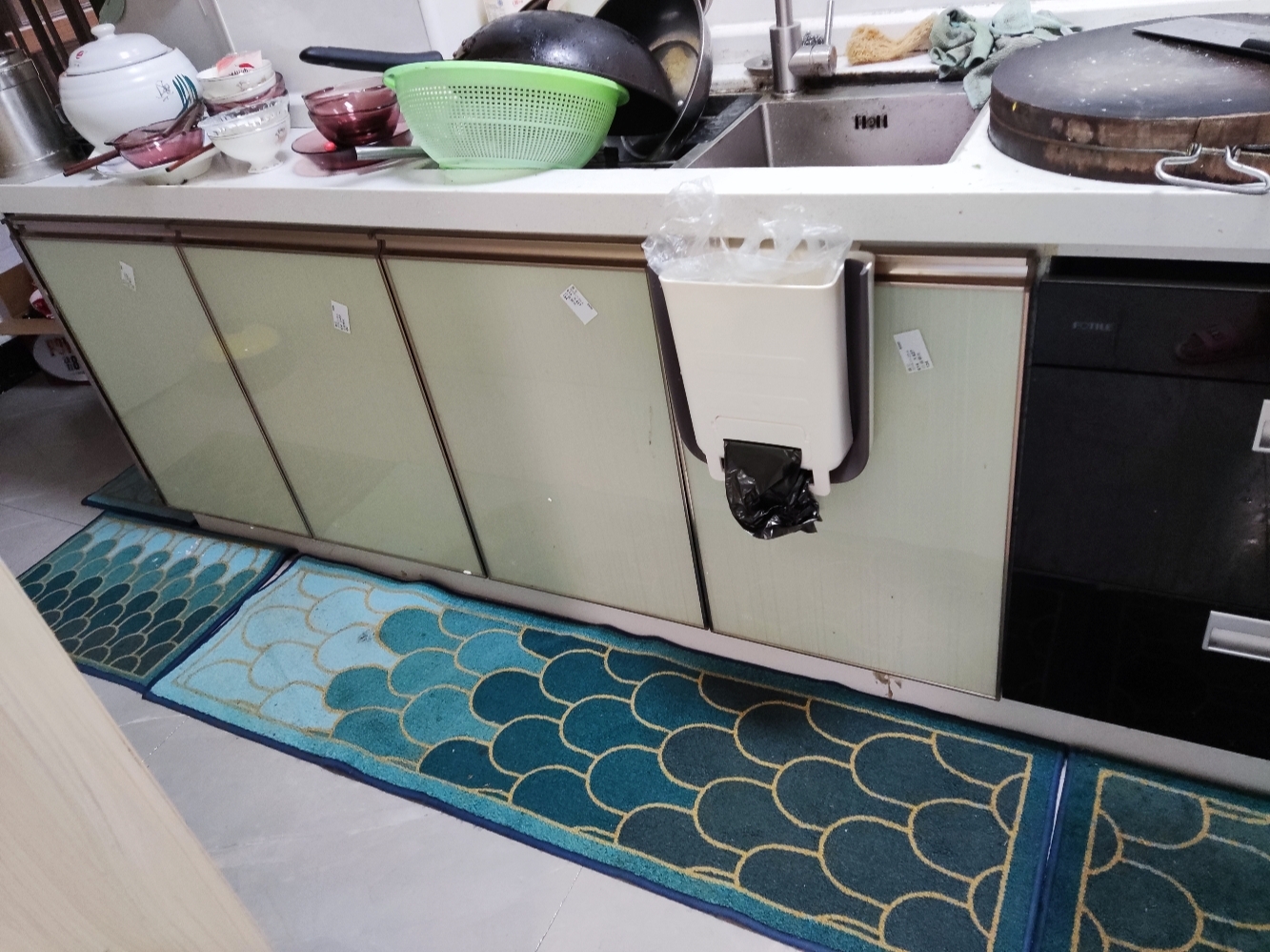 Her kitchen is only 4 square meters, but the storage is well-organized ...
