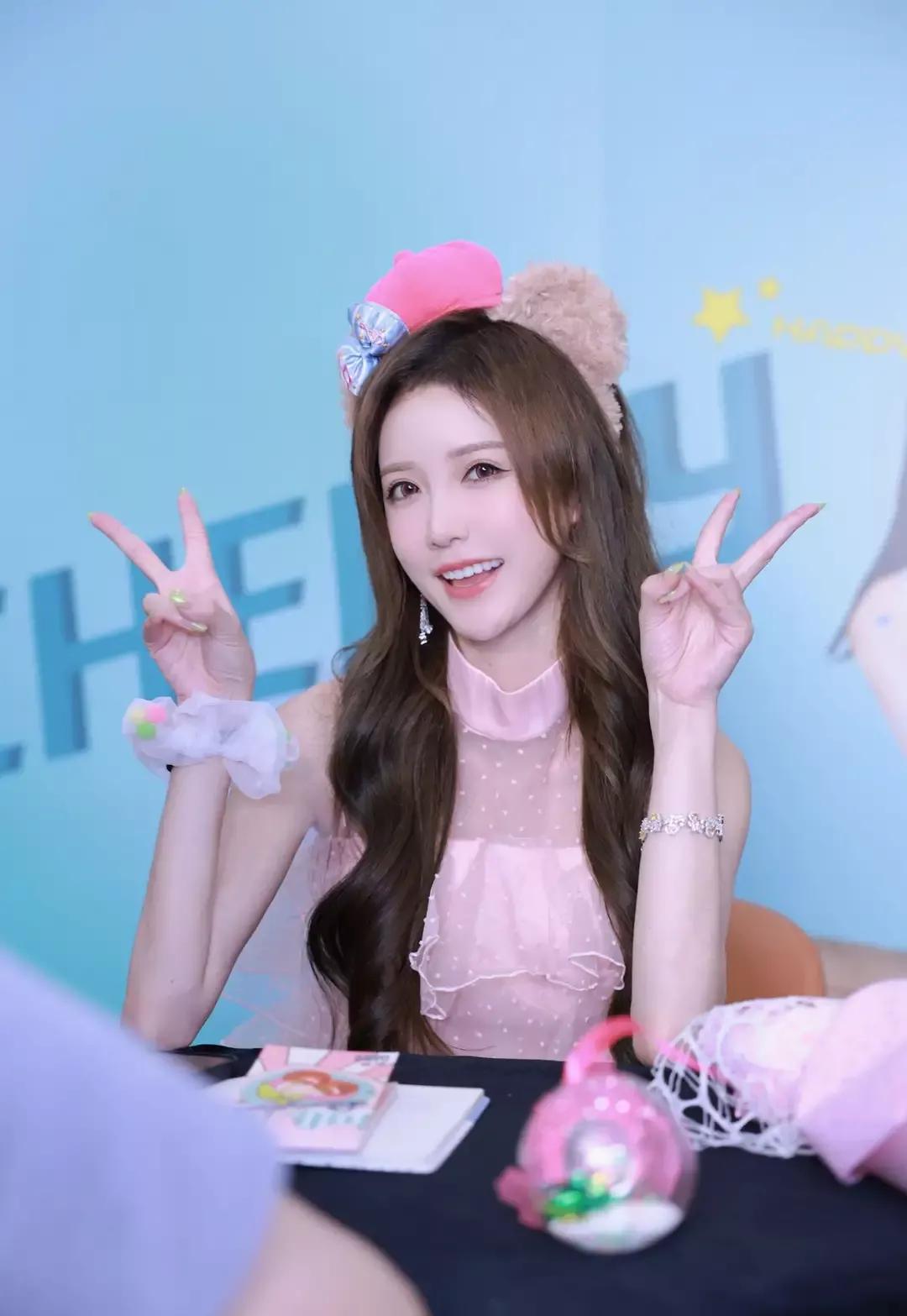 Cai Qinxin, like flowers and jade - iNEWS