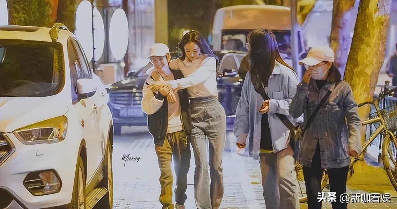 Good girlfriend?Guo Jingming and Yang Mi hook their shoulders on the ...