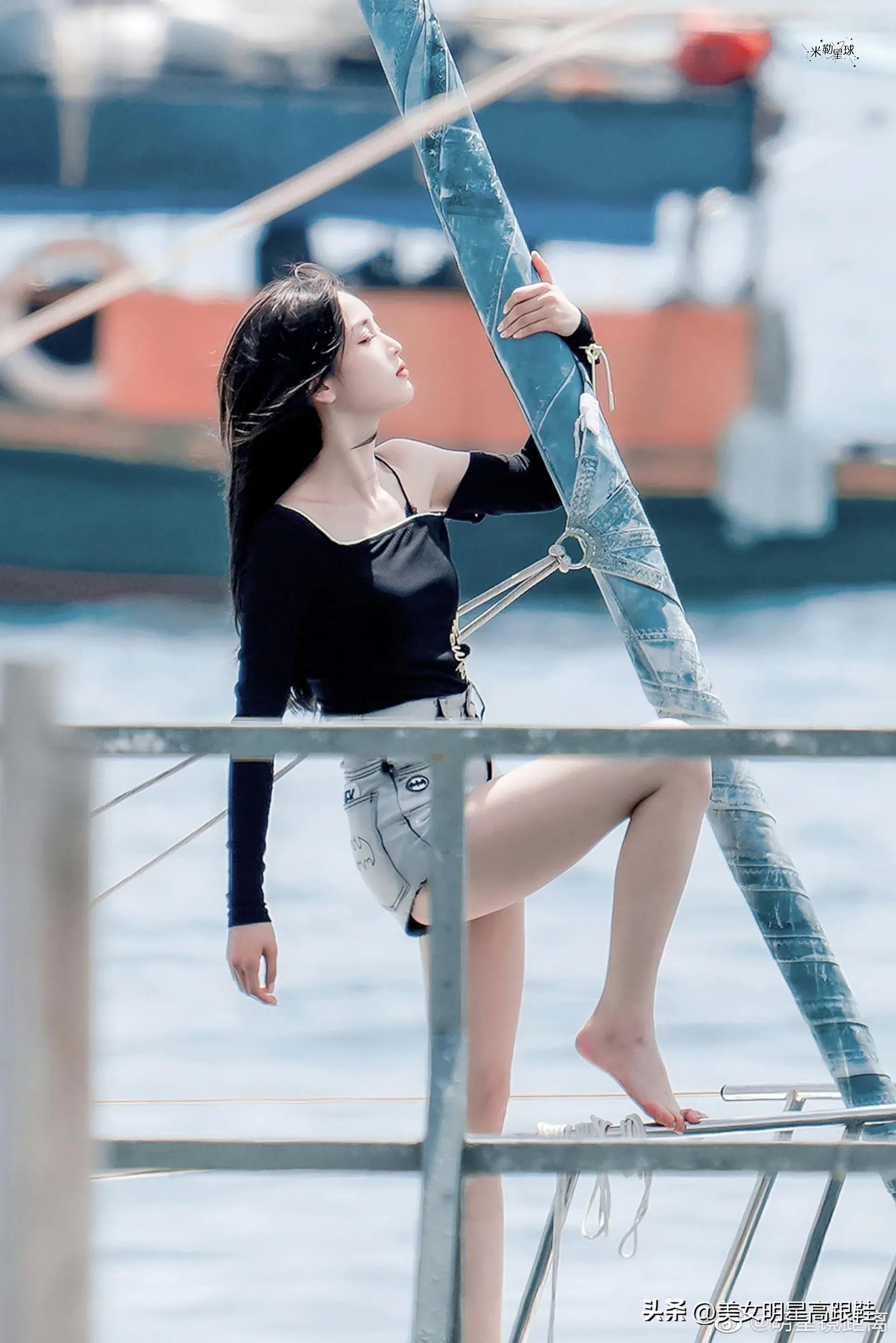 Wu Xuanyi sailing hot pants bare feet - iMedia