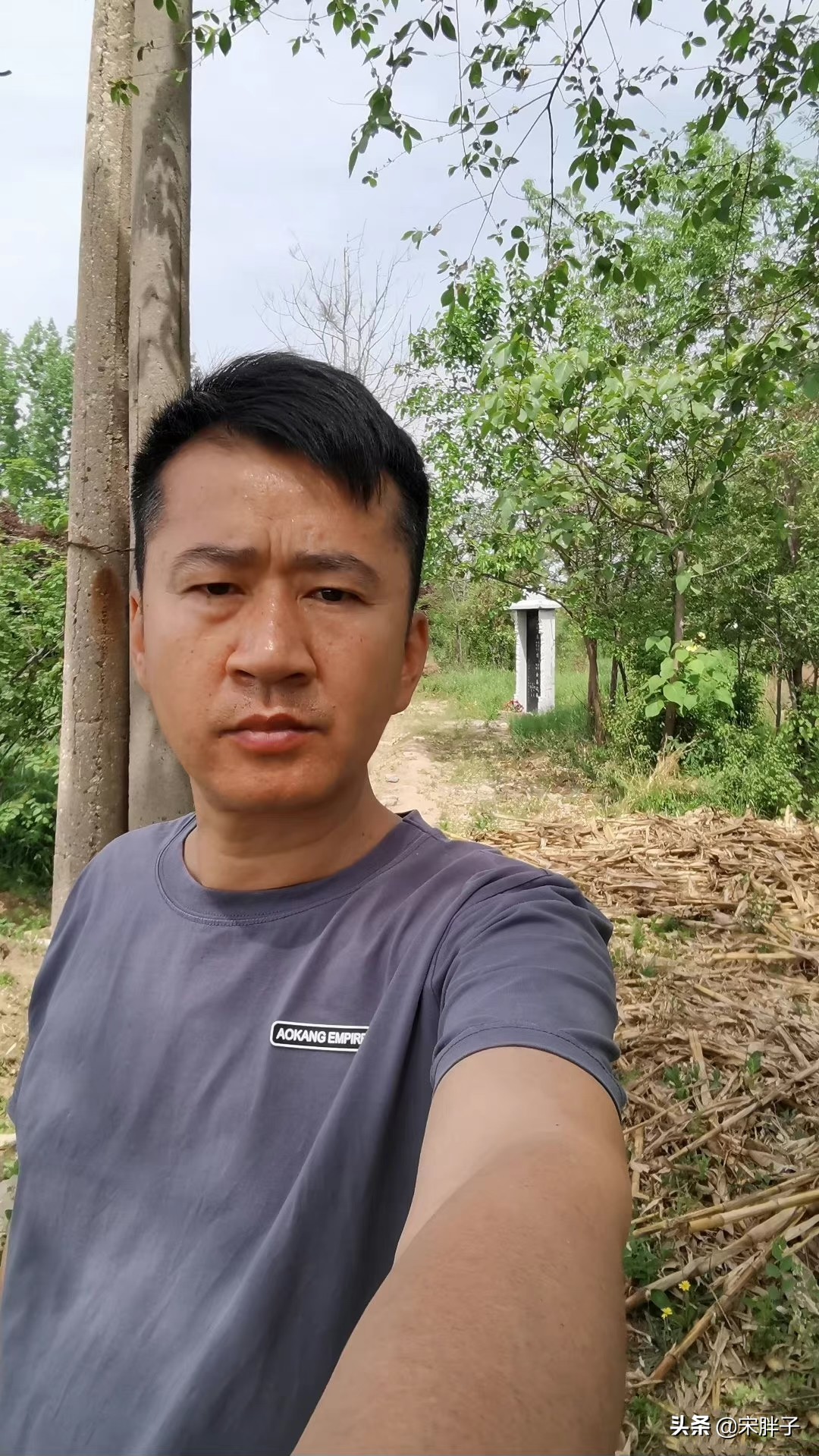 Li Jiaming has no drama to film and is reduced to a street stall ...